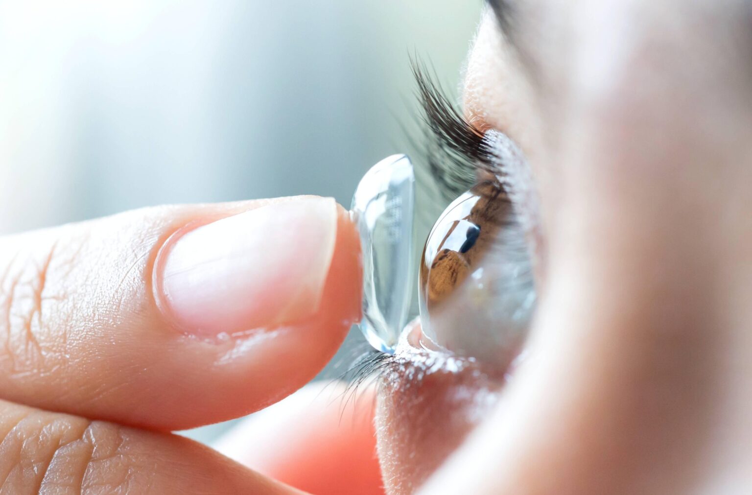 5 Types of Contact Lenses for Astigmatism: What Lens Best Corrects ...