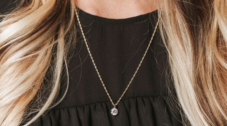 6 Minimal Pendant Styles to Wear to the Workplace (2024) - Weird Worm